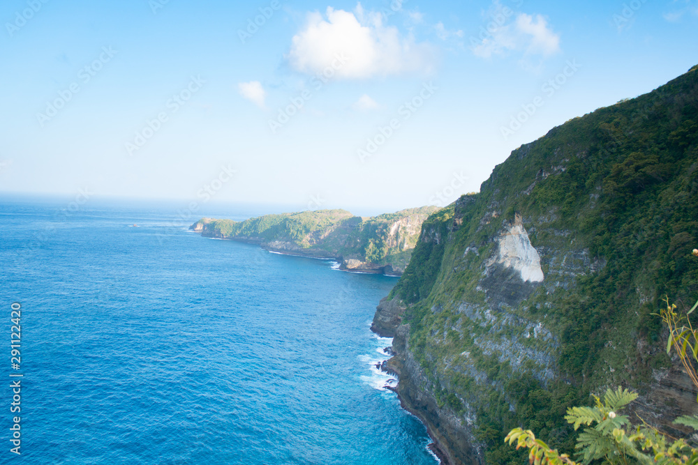 views of the famous Kelingking bech with a boat on the beach on Nusa ...