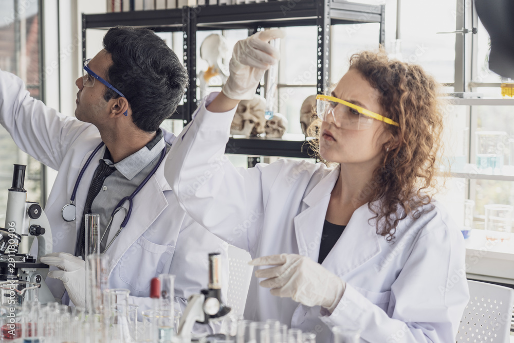 Foto de Stock Team of Medical Research Scientist Conducts Experiments ...