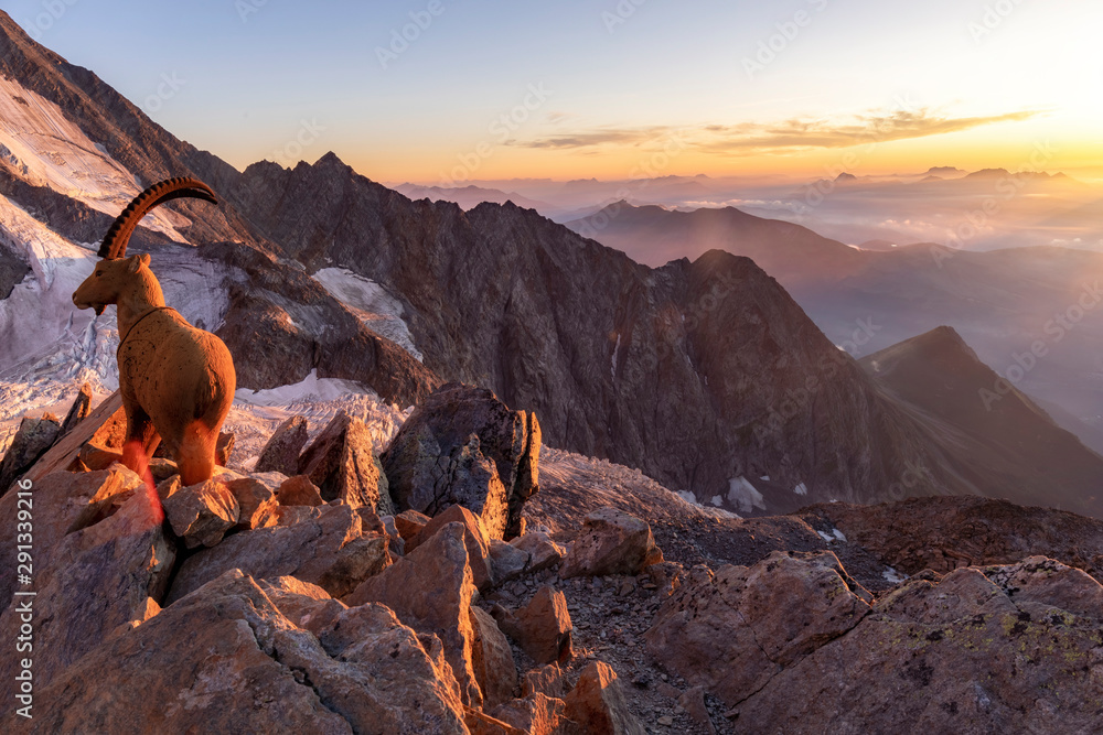 Coucher de soleil depuis le refuge de tête Rousse lors de l'ascension ...
