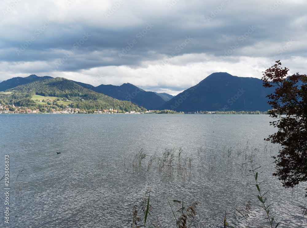 Paysage de lac bavarois. Vue sur le Wallberg et Rottach-Egern depuis les bords du lac de ...
