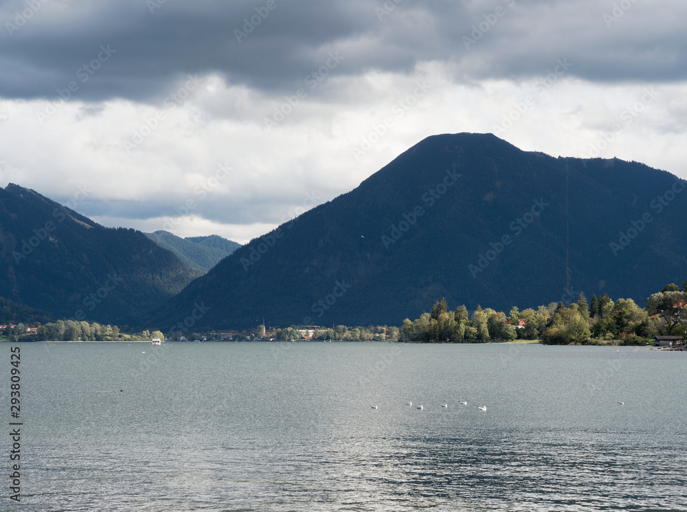 Paysage de lac bavarois. Vue sur le Wallberg et Rottach-Egern depuis les bords du lac de ...