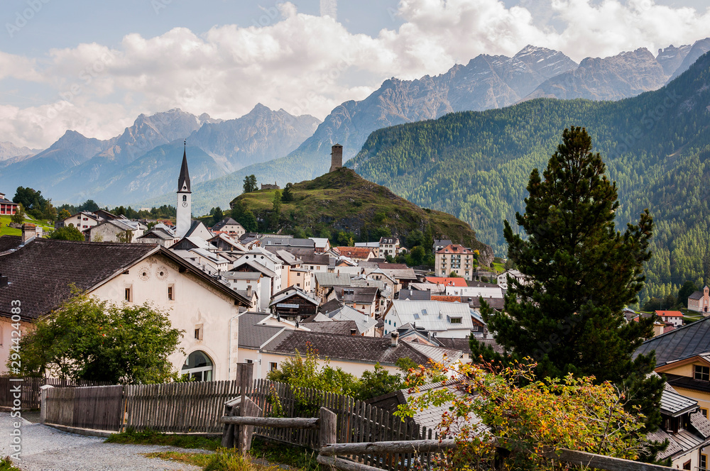 Ardez, Dorf, Unterengadin, Kirche, Kirchturm, Engadinerhäuser ...