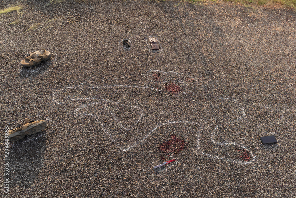 Foto de Stock Crime scene chalk outline of victim dead body on Road ...