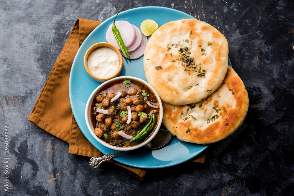 Photo Stock Pindi Chole Kulche or roadside choley Kulcha popular in ...