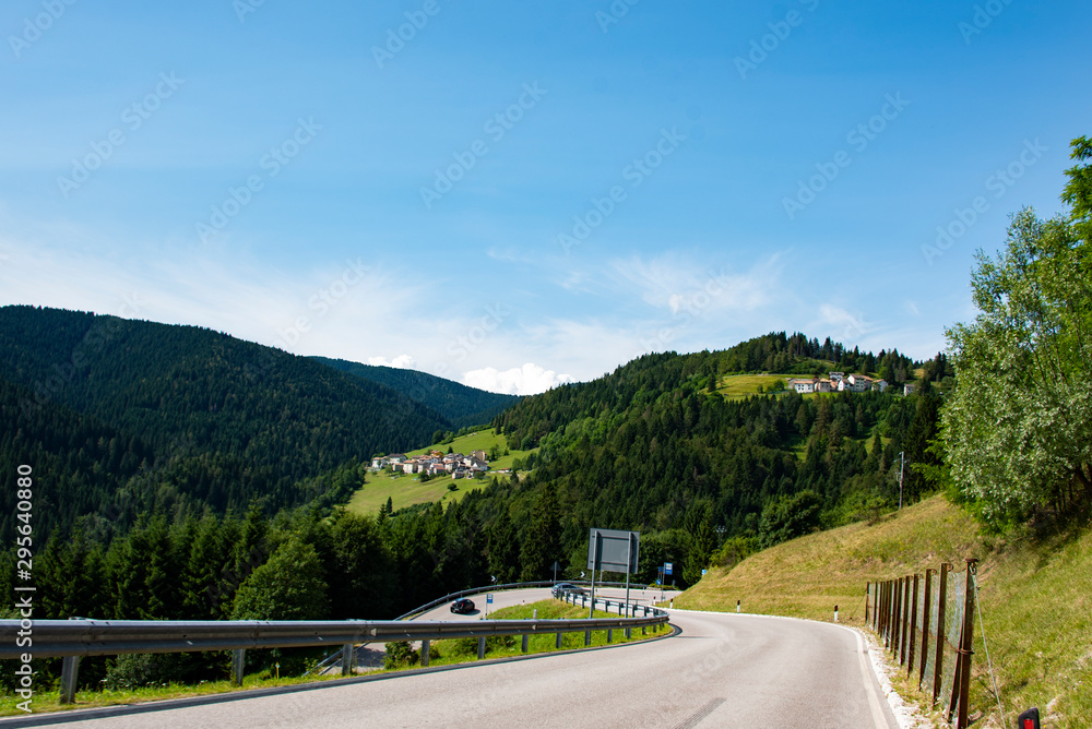 paesaggio di montagna con nuvole cielo limpido e mucche al pascolo in ...