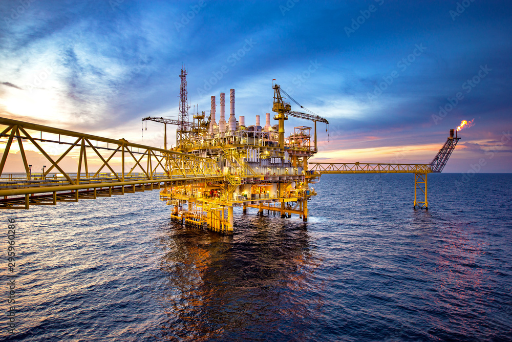 Foto Offshore oil and gas platforms are in the process of releasing gas ...