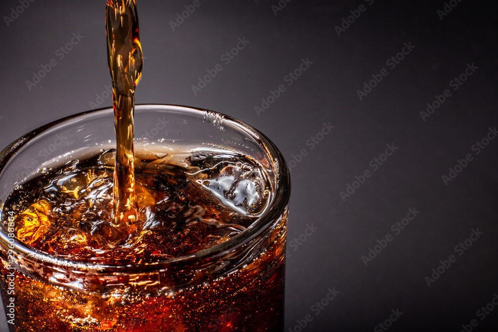 Foto de Stock Fizz sparkling Cola water Refreshing bubbly Soda Pop with Ice Cubes. Cold soft ...