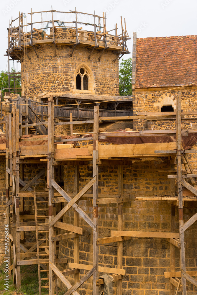 Château de Guédelon. Construction d'un château fort. Des échafaudages ...