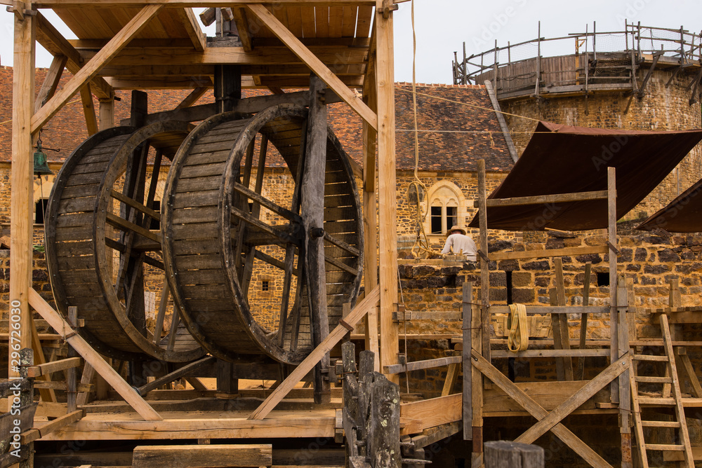 Foto de Stock La construction d'un château-fort. Une roue à écureuil ...