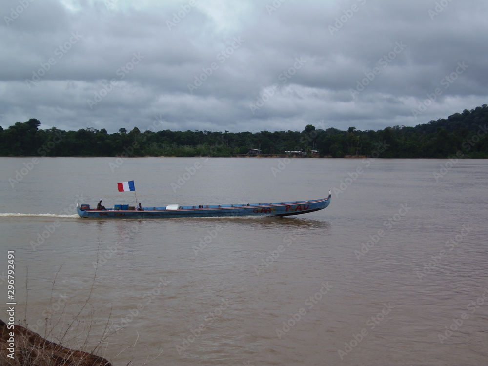 Paysage de Guyane - Maripassoula - Pirogue avec drapeau français Stock ...