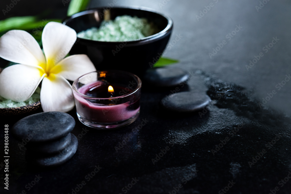 Thai Spa. Top view of white Plumeria flower setting for massage ...