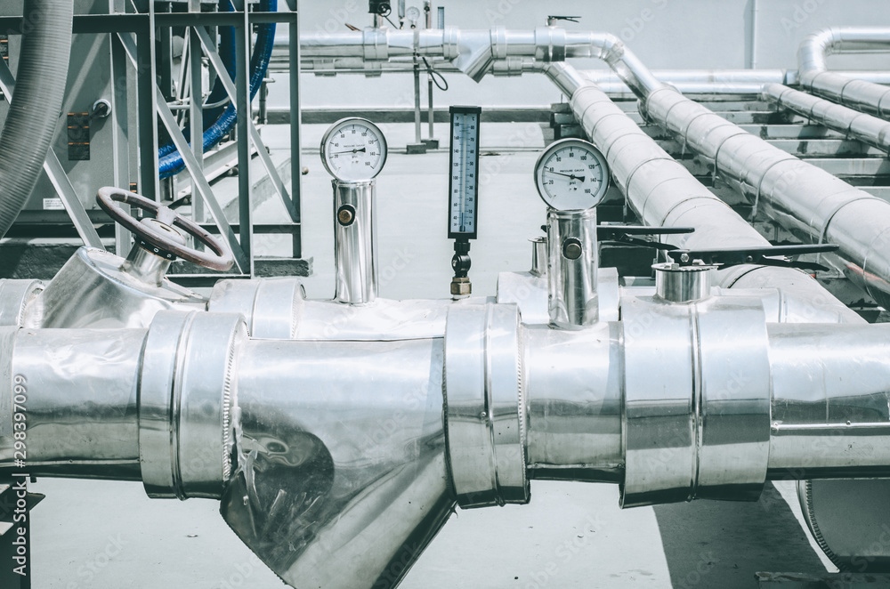 ภาพถ่าย Stock Pressure gauge on condenser water pump, measuring ...