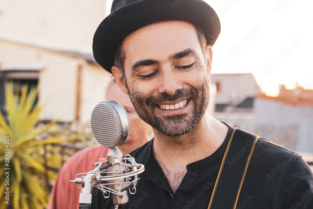 Foto Hipster lead singer with a vintage microphone singing a rock song ...