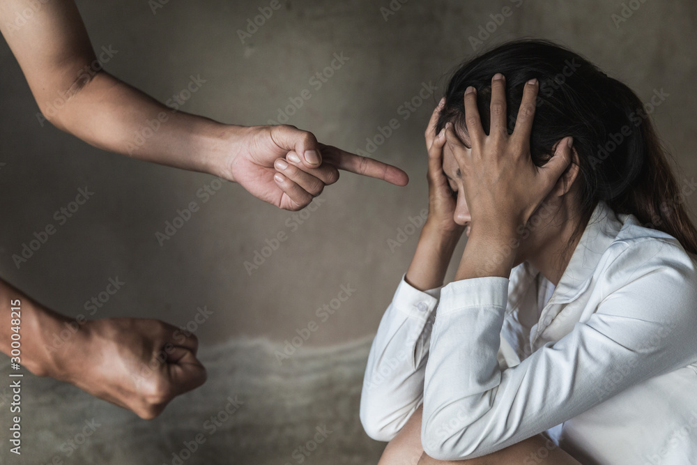 Foto de Stock Man physically abusing his girlfriend, help victim of ...