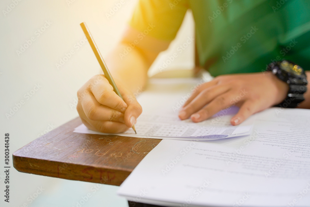 Foto de Stock Student check Answer choice with pencil on optical form ...