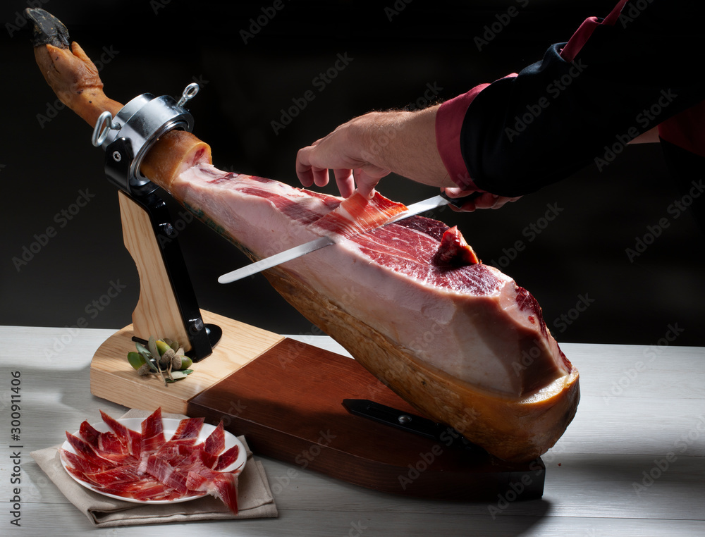 Cortador de jamón y plato de jamón ibérico . Ham cutter and plate of ...
