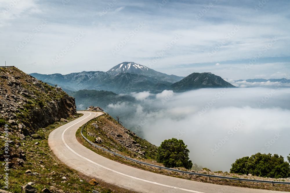 Foto de Stock Mountain road with a view of the Dirfi moutain peak in ...