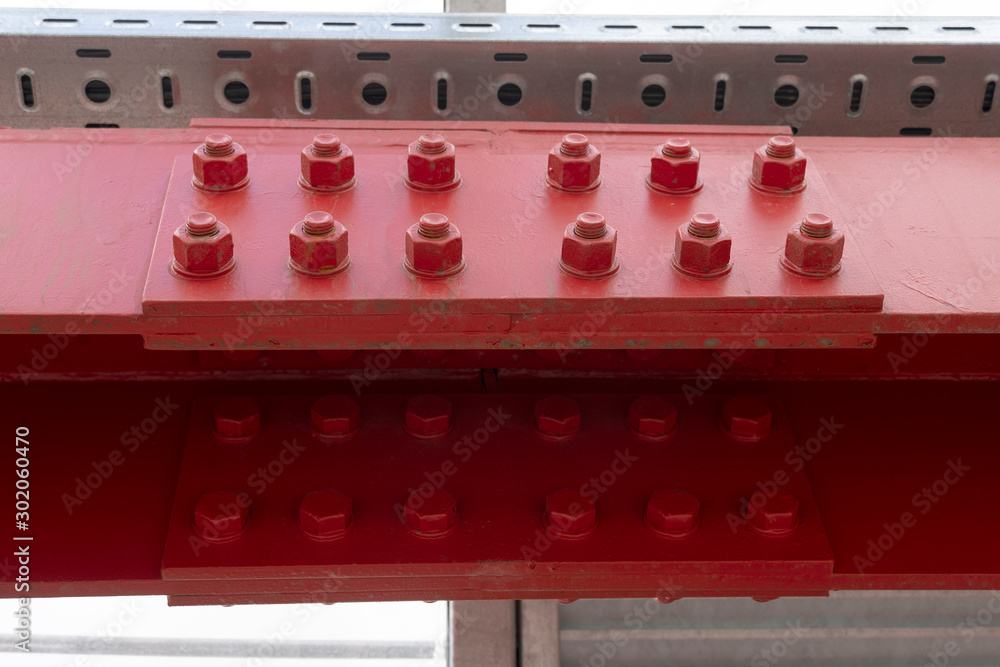 Foto Red iron beam bolted. Powerful straight rung, bridge connection ...