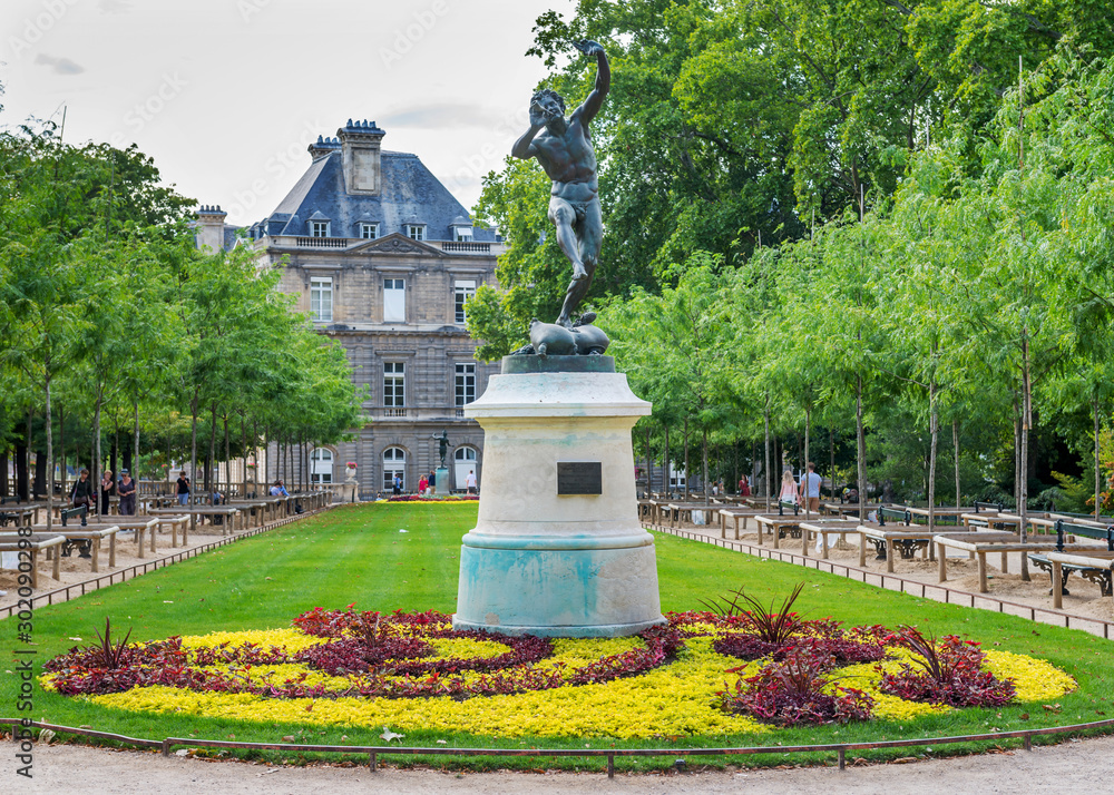Foto Greek actor Arthur Bourgeois in the Luxembourg park. This bronze ...