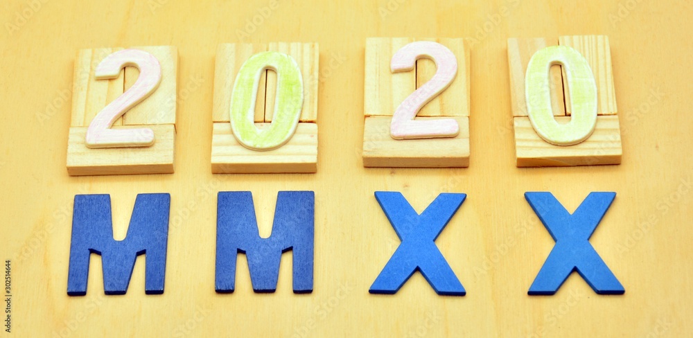 Stock-Foto „El año 2020 escrito con números romanos y números normales ...