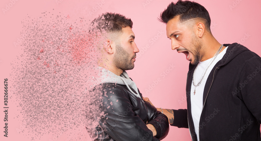 Dos jóvenes enfadados, bronca entre dos hombres; Stock Photo | Adobe Stock