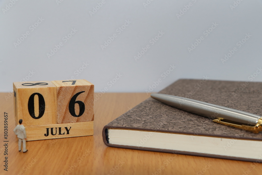 July 6, a calendar photo from the wood The table top consists of a book ...