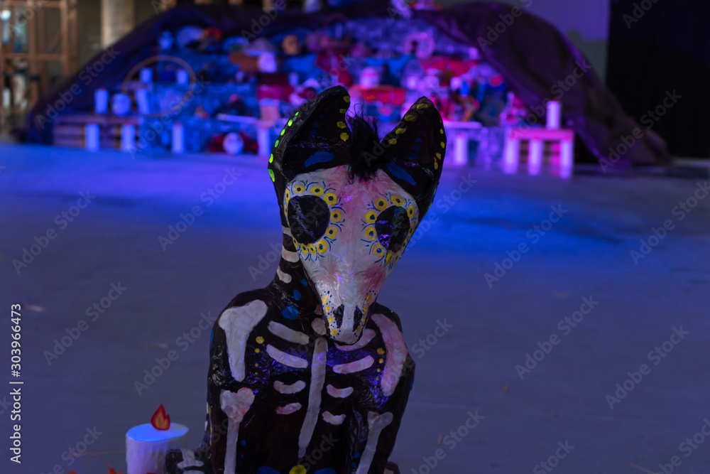 Stock-Foto „Calavera del perro muerto y detrás de él se ve el altar de ...
