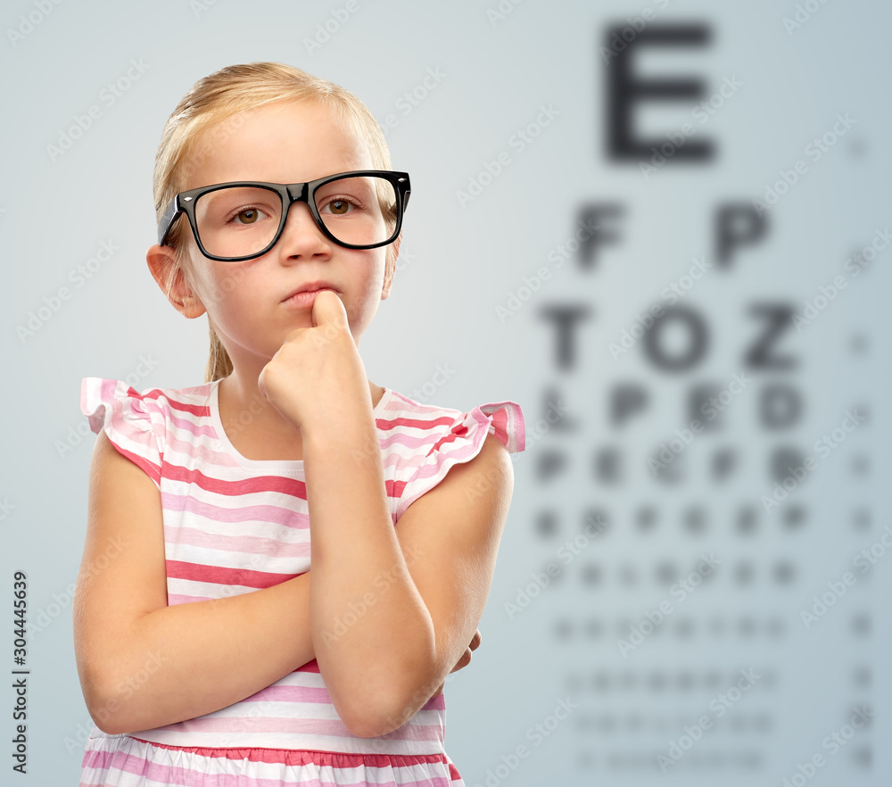 Zdjęcie bez tantiem: eyesight and vision concept - cute little girl in ...