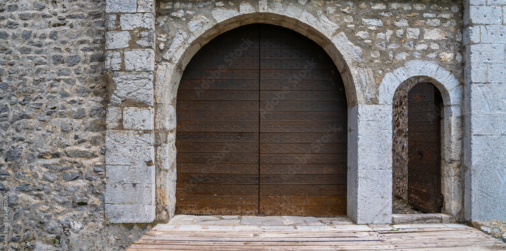 Medieval castle gate. Ancient wooden door in old stone castle wall ...