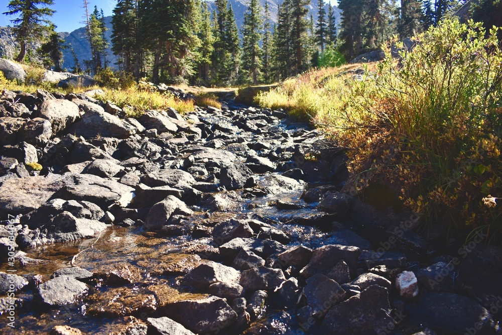 Foto de Stock A creek flows from Upper Cataract Lake to Cataract Lake ...