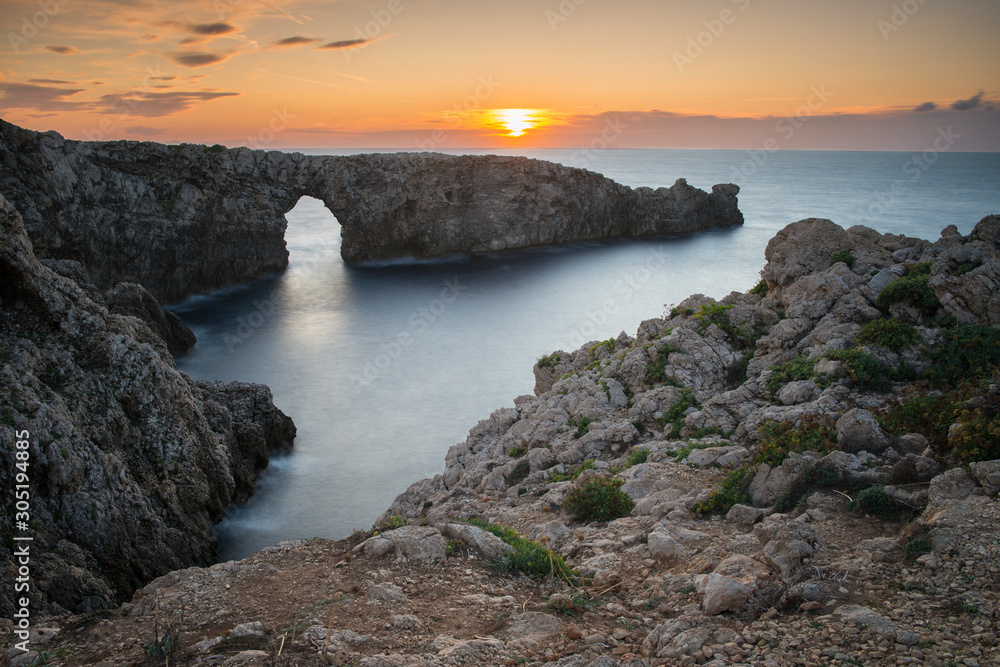 Coucher de soleil à Pont d'en Gil, arche naturelle à côté de Ciutadella ...