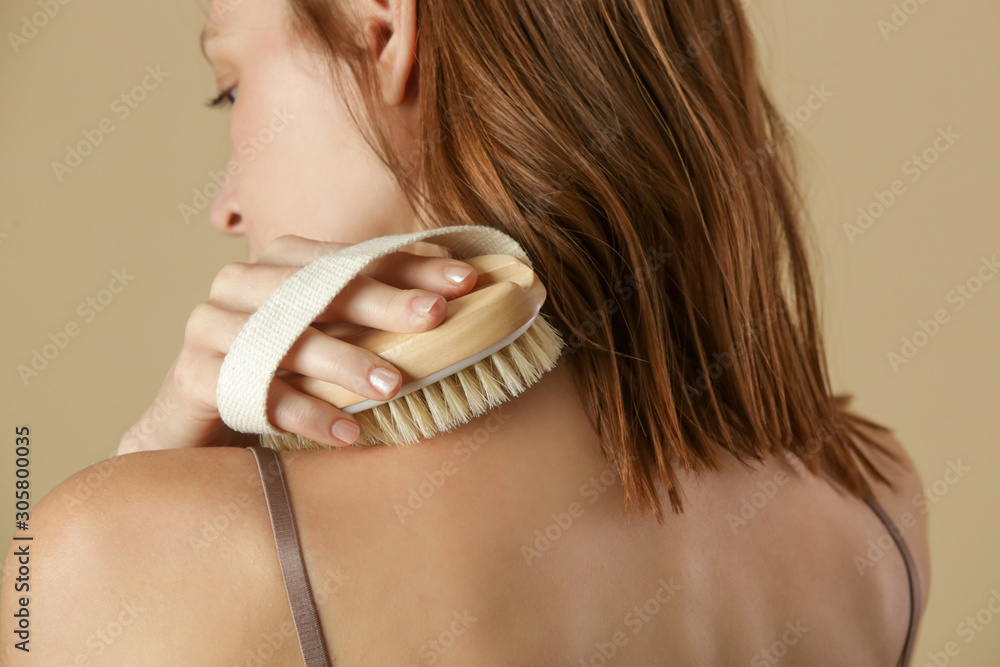 Dry body brush, Woman dry brushing body to reduce cellulite, detoxify ...