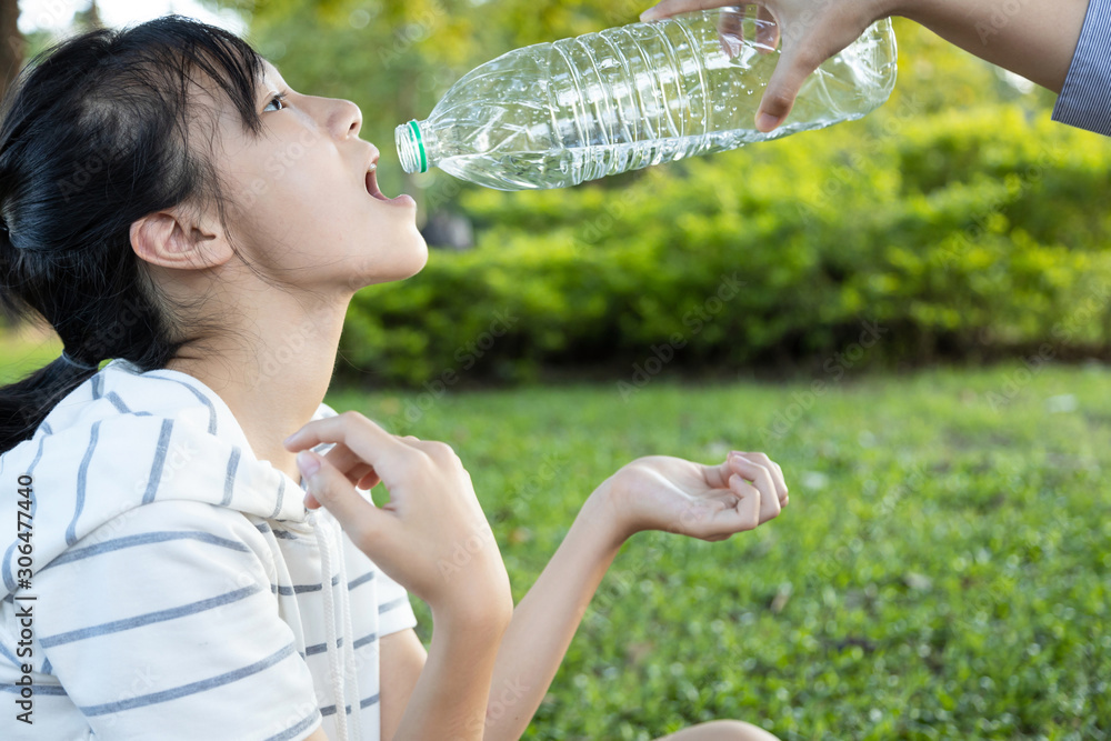 Стоковое фото «Asian girl patient with weakness,female people suffers ...