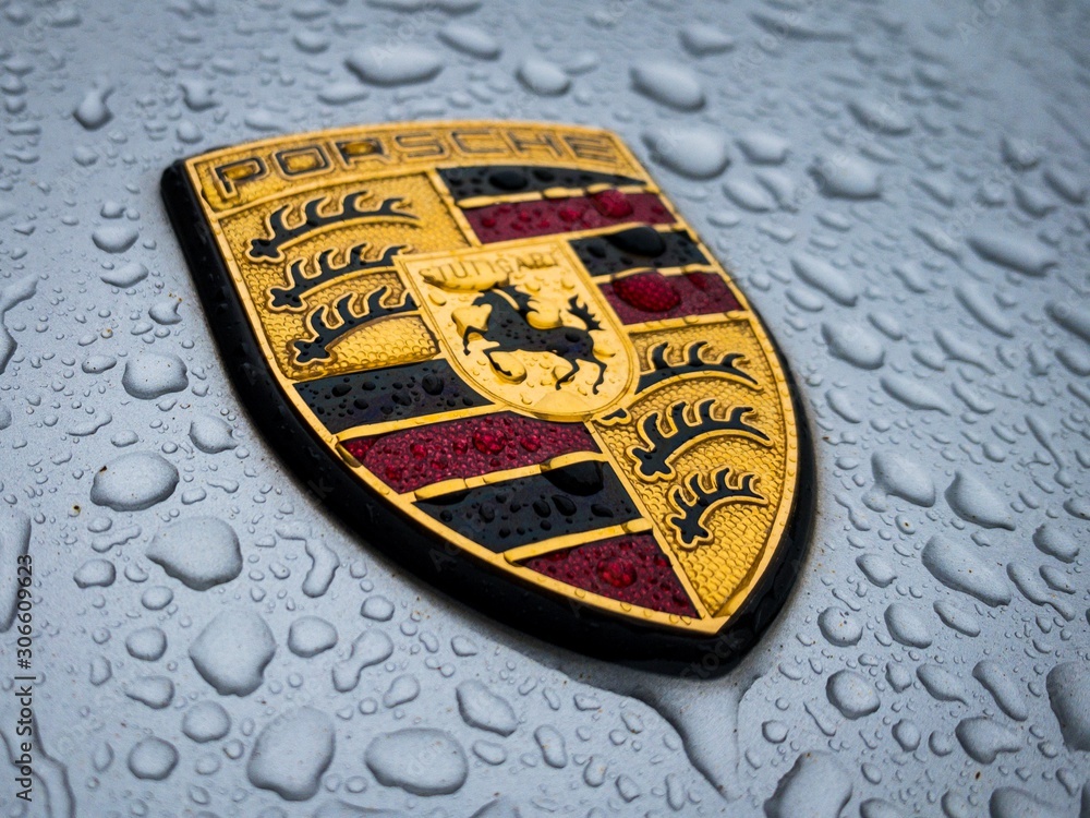 Zdjęcie bez tantiem: Porsche Logo Badge Crest Hood Ornament Closeup in ...