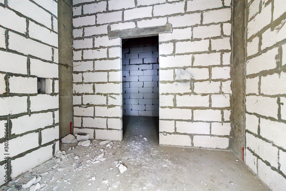 Foto de Stock Aerated concrete blocks house corridor walls under ...