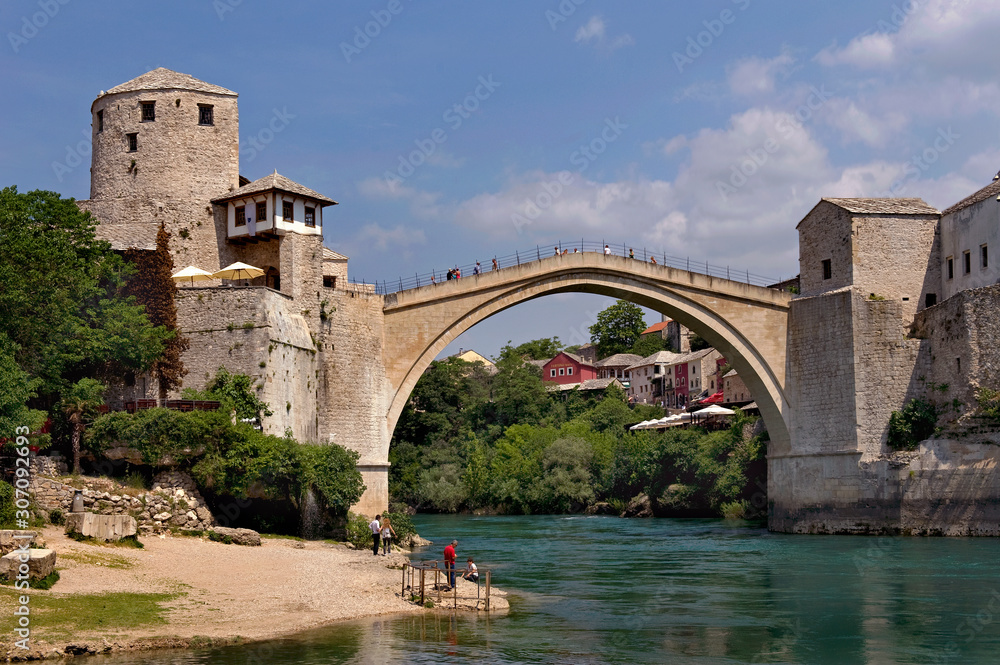 Die Stari Most (Alte Brücke), das Wahrzeichen der Stadt Mostar in ...