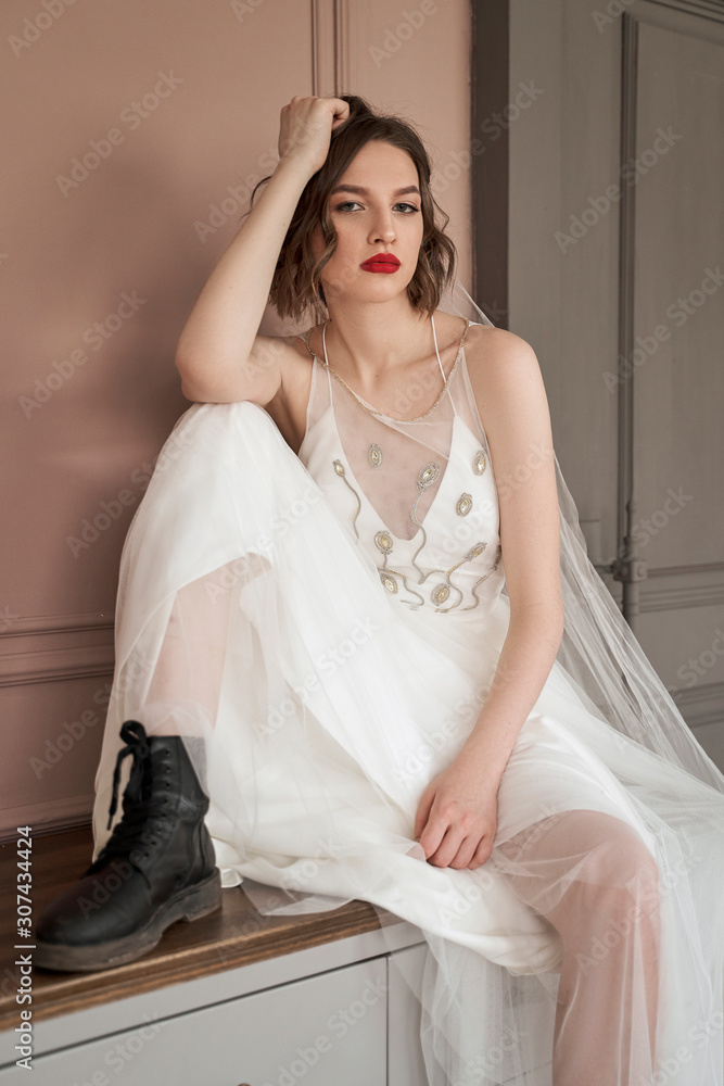 Photo Stock Provocative woman with red lips in white wedding dress and ...