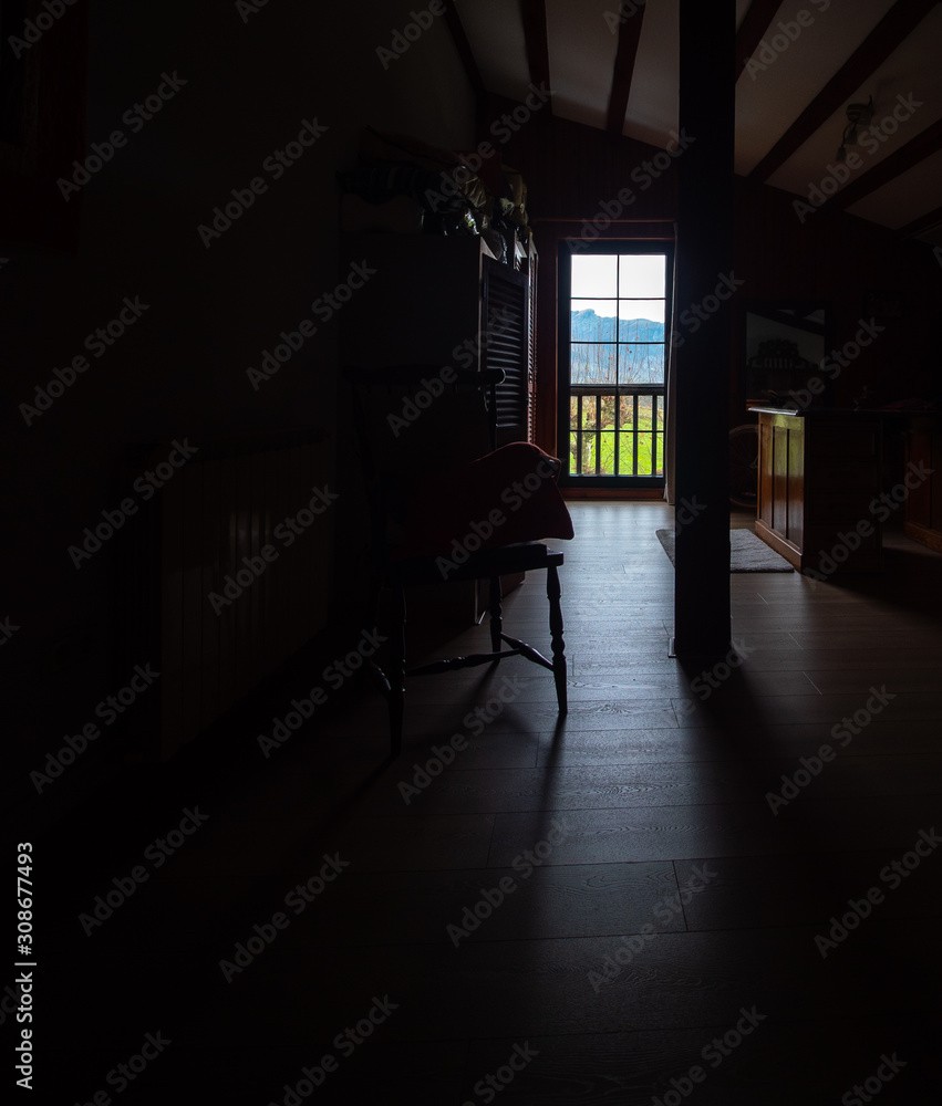 Foto de Stock Habitación de una casa Rural con poca luz | Adobe Stock