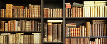 Old books in the library Бесплатная фотография - Public Domain Pictures