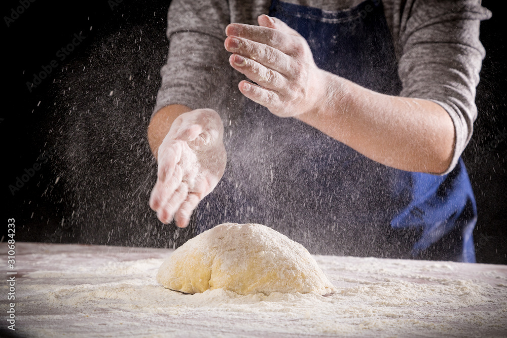 chef's hand clapping with powder flour when kneading the dough Stock ...