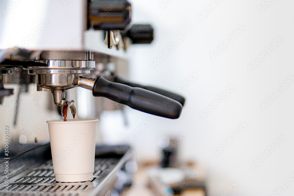 Coffee shops that are brewed with automatic coffee machines and use ...