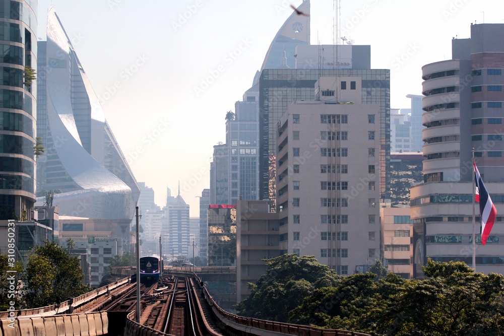 Foto Bangkok, Thailand - December 11, 2019: BTS Skytrain approaching ...