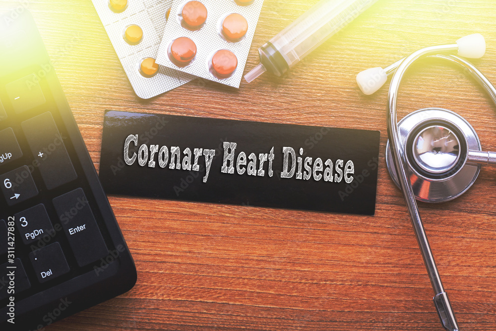 Foto de Stock CORONARY HEART DISEASE words written on label tag with ...