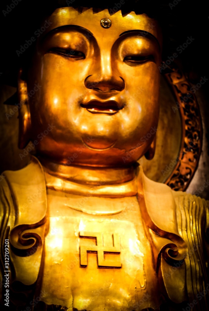 Foto de Stock swastika , Buddha figure with a left facing swastika on ...