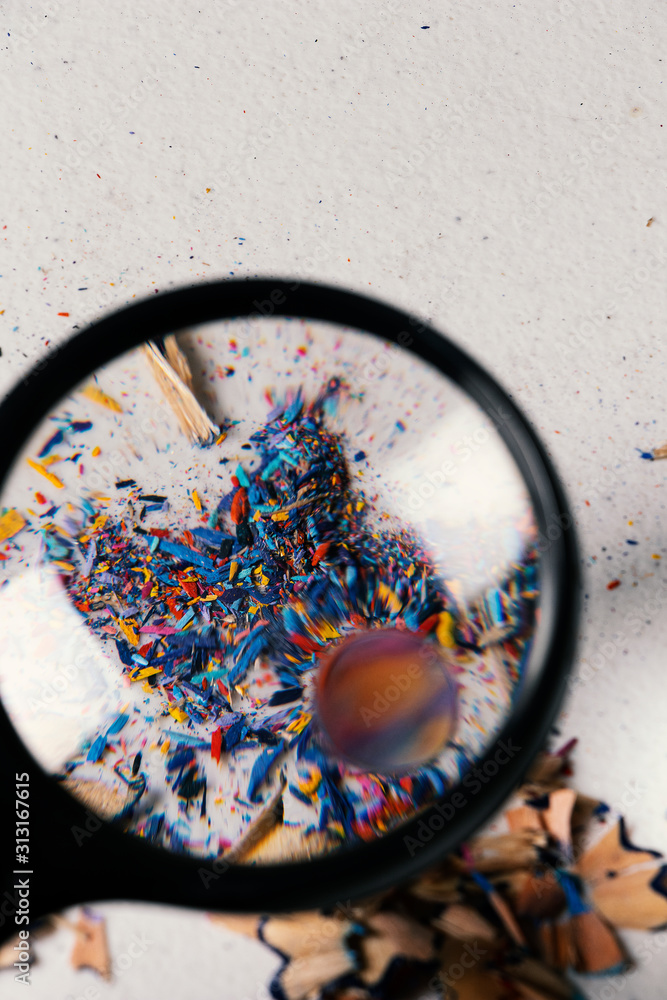 Photo Stock Viruta de lápices de colores vista con una lupa con una ...