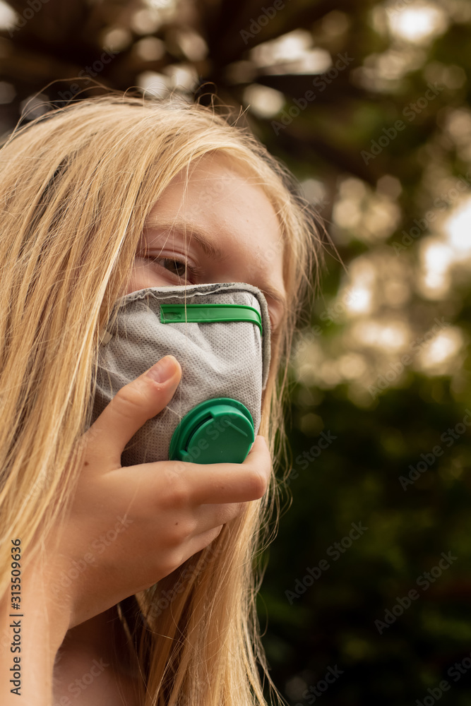 Photo Stock Australian bushfire: blond girl wearing P2 N95 protection ...