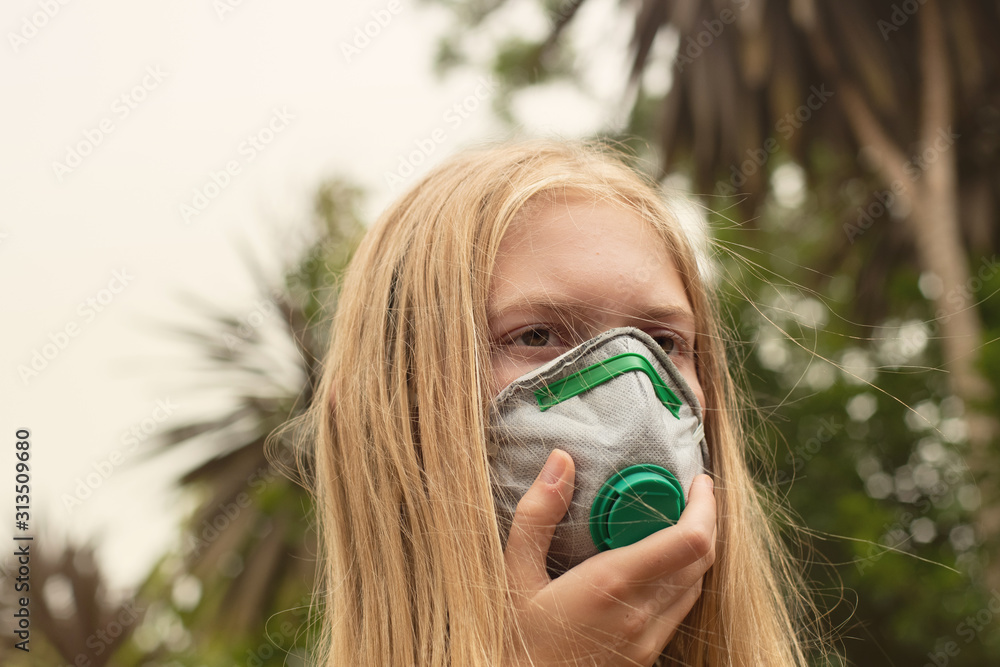 Foto de Stock Australian bushfire: blond girl wearing P2 N95 protection ...