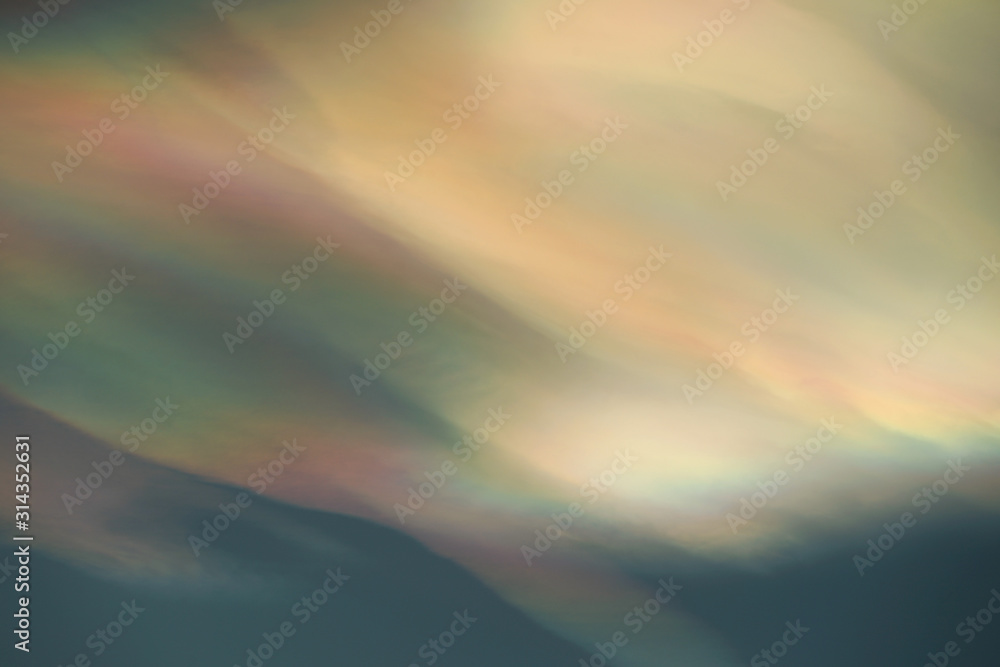 Cloud iridescence : diffraction phenomenon produce colorful clouds ...