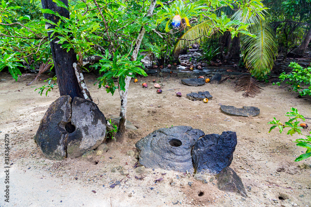 Foto Two giant broken prehistoric megalithic stone coins or money rai ...