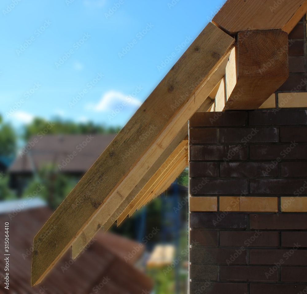 Foto Roof trusses not covered with ceramic tile on a detached house ...